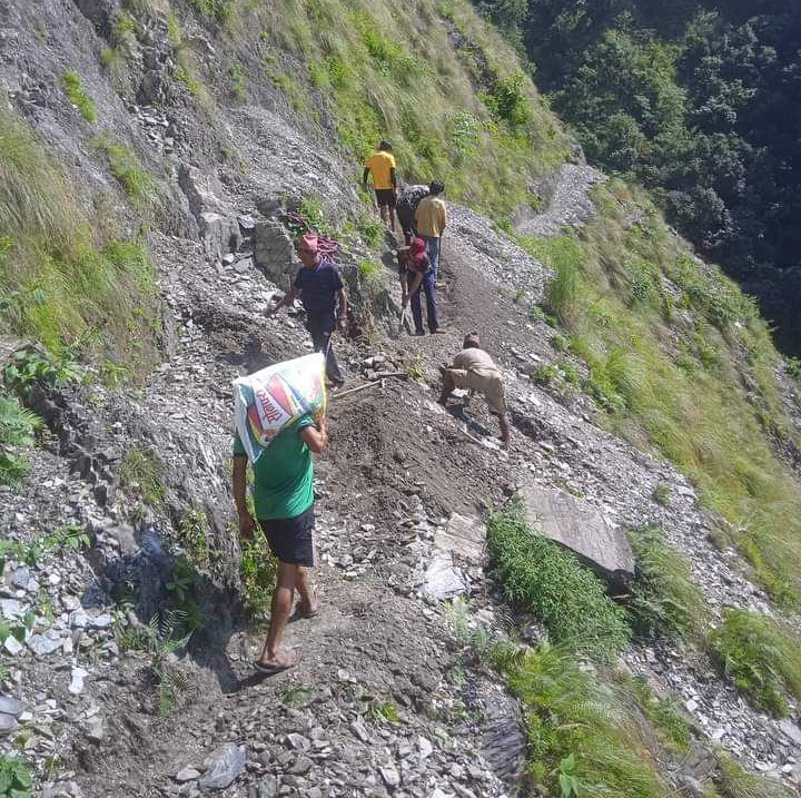 पहिरोले थुनिएको देवघाटको कछार भिरको गोरेटो खुलाईयो